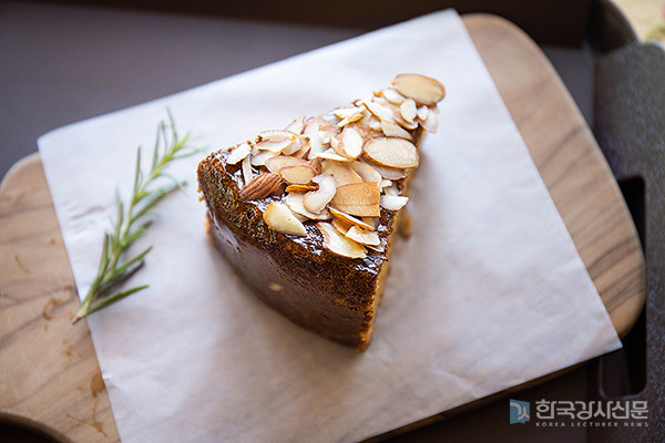 [강사의 서재] "선물하기 좋은 감성 케이크 레시피 32" 권혜정의 『아워아워스의 심플리 케이크』 출간